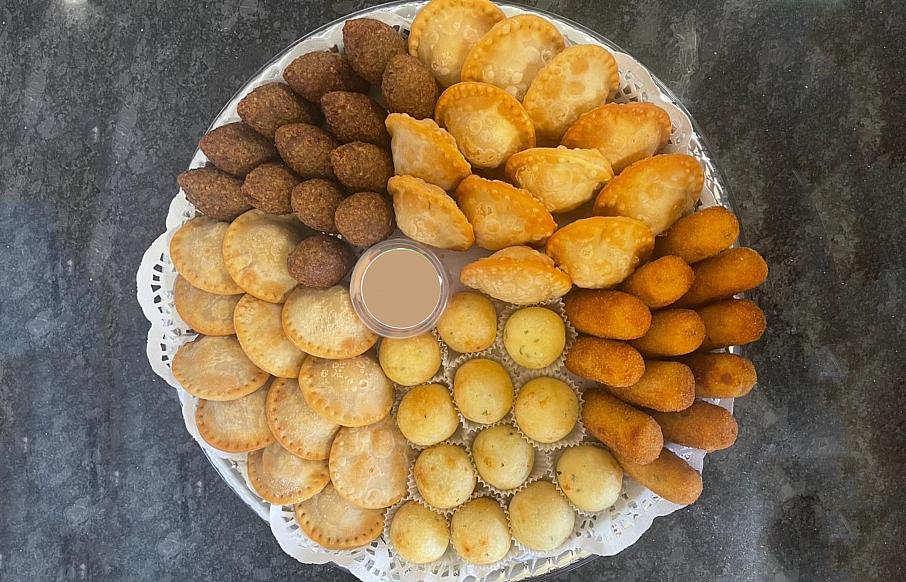 ¡Saborea la variedad! Paga RD$1,299 en vez de RD$2,600 por 48 piezas de bocadillos exquisitos ...